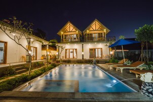 Fachada da propriedade à noite