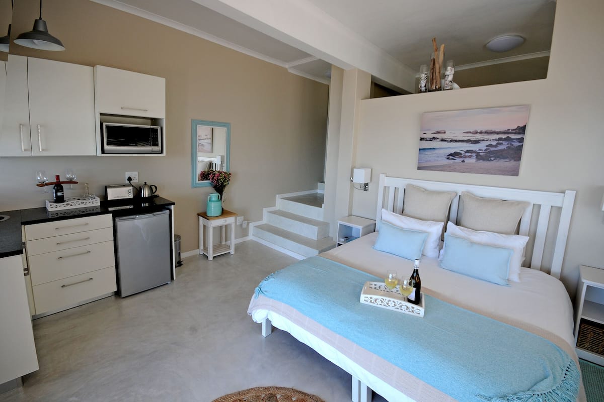 Quarto Twin | Minibar, cofre no quarto, cortinas/cortinados opacos