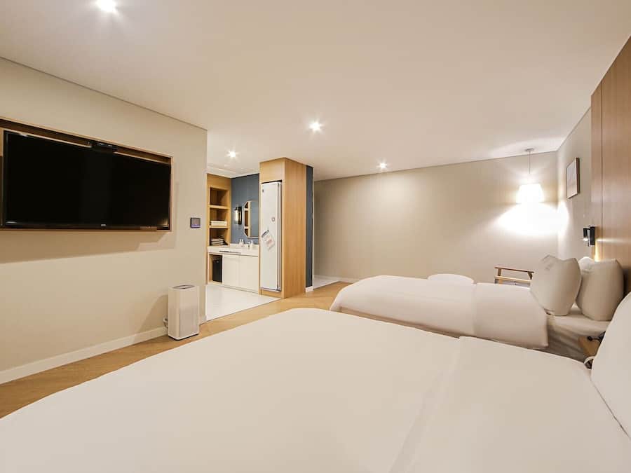 Quarto Twin Deluxe | Roupa de alta qualidade, secretária