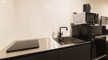 Um frigorífico, um micro-ondas, uma placa de cozinha
