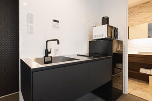 Um frigorífico, um micro-ondas, uma placa de cozinha 