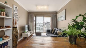 Apartamento Nobre, 2 quartos | Sala de estar | Televisor de ecrã plano de 42 polegadas com canais de TV premium