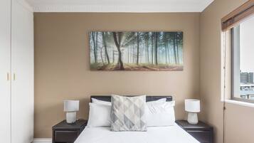 Apartamento Nobre, 2 quartos | 2 quartos, roupa de alta qualidade, secretária, ferro/tábua de engomar