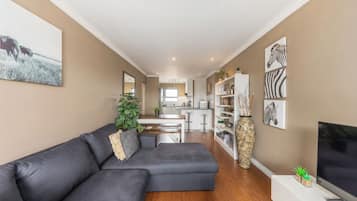 Apartamento grand, 2 quartos | Área de estar | TV de tela plana 42 polegadas com canais de TV premium, TV