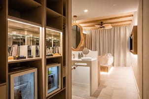 Roupa de alta qualidade, minibar, cofre no quarto, secretária