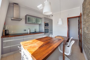 Apartamento (Łokietka 49A/13) | Cozinha privada | Geladeira, cooktop, chaleira elétrica