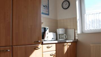 Apartamento, 2 quartos, varanda | Cozinha privada | Um frigorífico, um micro-ondas, uma placa de cozinha