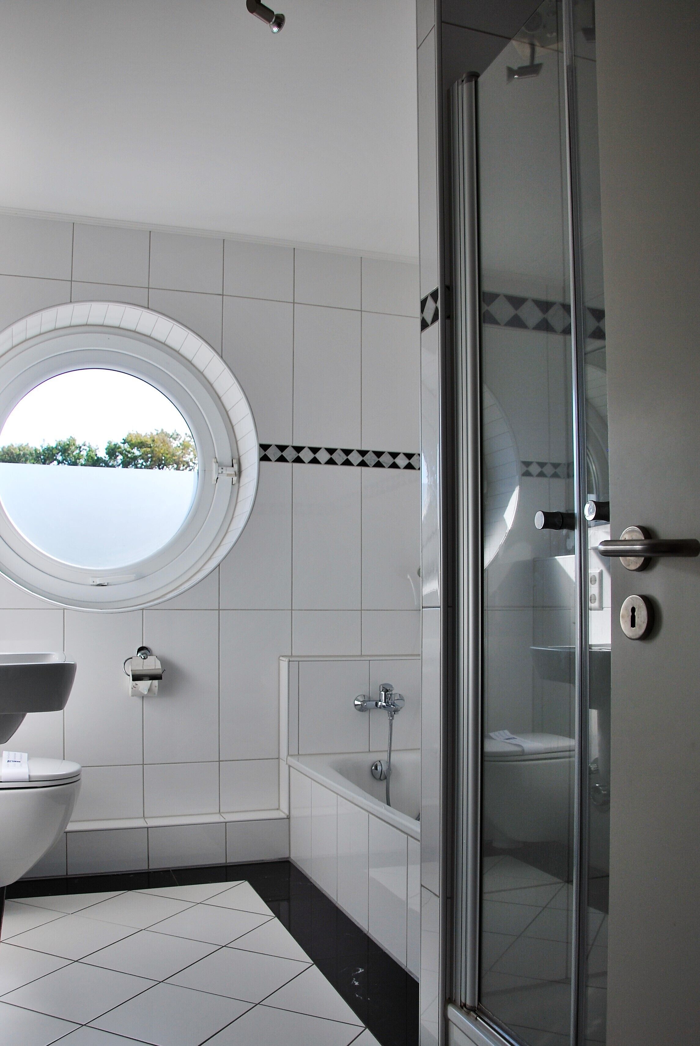 Apartamento, 2 quartos, sacada | Banheiro | Chuveiro, toalhas de banho, sabonete, papel higiênico