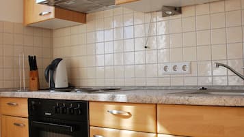 Apartamento, 2 quartos, varanda | Cozinha privada | Um frigorífico, um micro-ondas, uma placa de cozinha