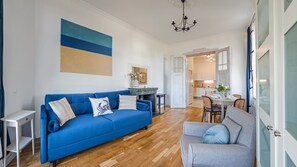Apartamento (Traugutta 8/1) | Área de estar | TV de tela plana, lareira