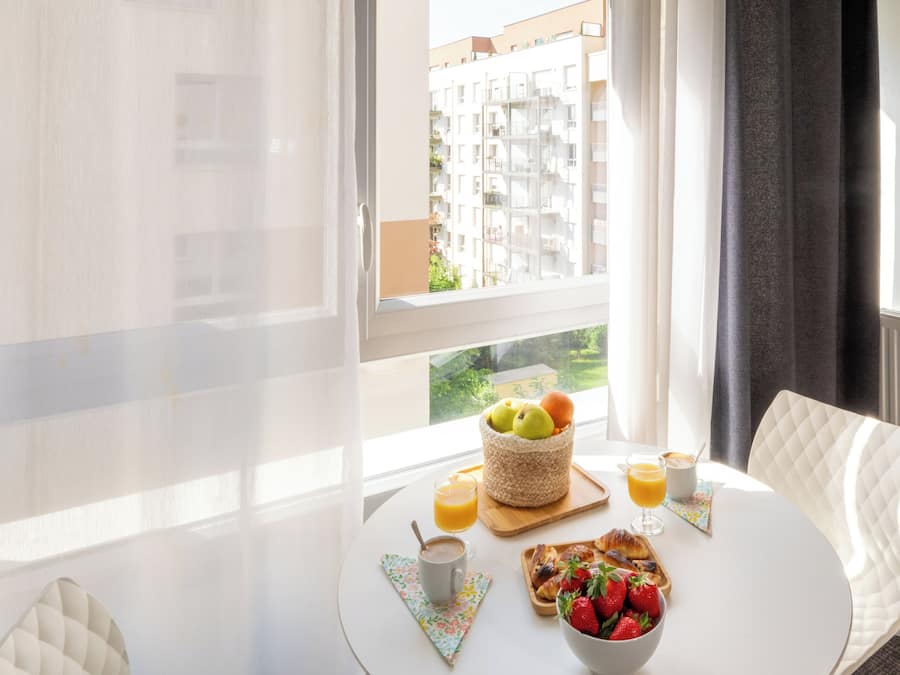 Quarto Individual | Sala de estar | TV de ecrã plano