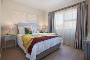 Quarto Duplo (Hibiscus) | Roupa de alta qualidade, camas de colchão pillowtop 