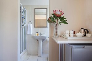 Quarto Duplo (Jacaranda) | Casa de banho | Artigos de higiene pessoal grátis, um secador de cabelo 
