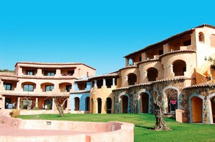 Pátio com vários edifícios, passagens em arco e uma área circular central.