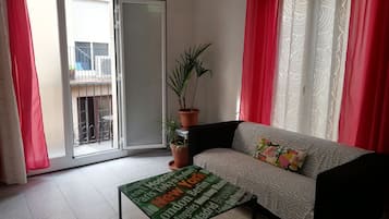 Quarto Individual, casa de banho partilhada | Sala de estar