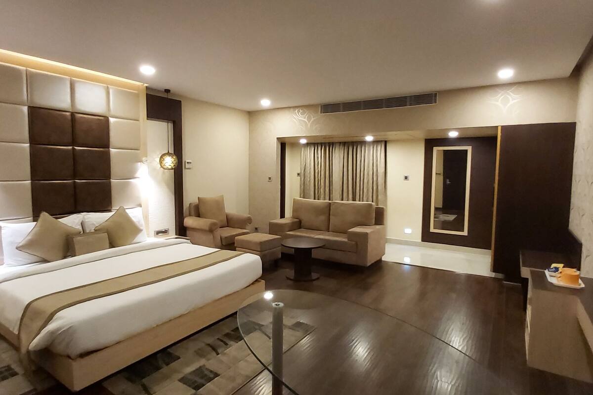 Quarto Club | Roupa de alta qualidade, secretária, ferro/tábua de engomar