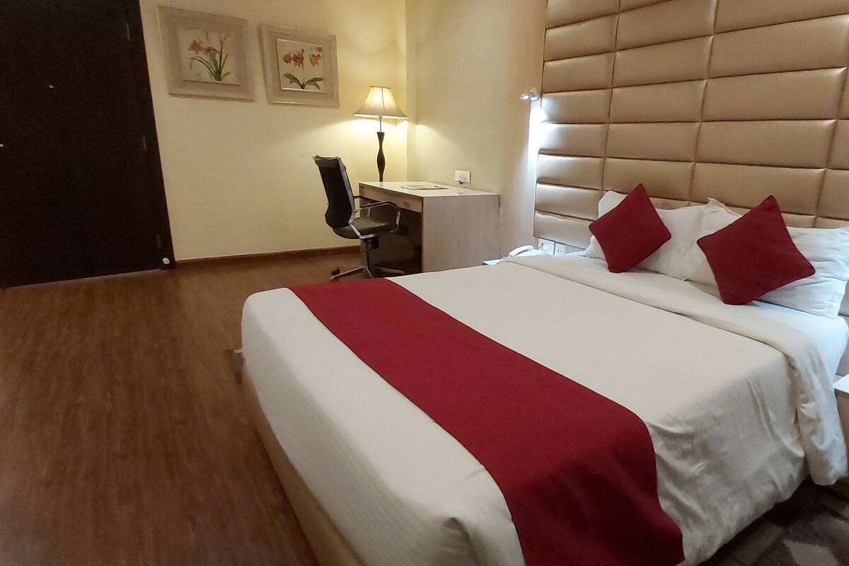 Quarto Duplo ou Twin Deluxe | Roupa de alta qualidade, secretária, ferro/tábua de engomar