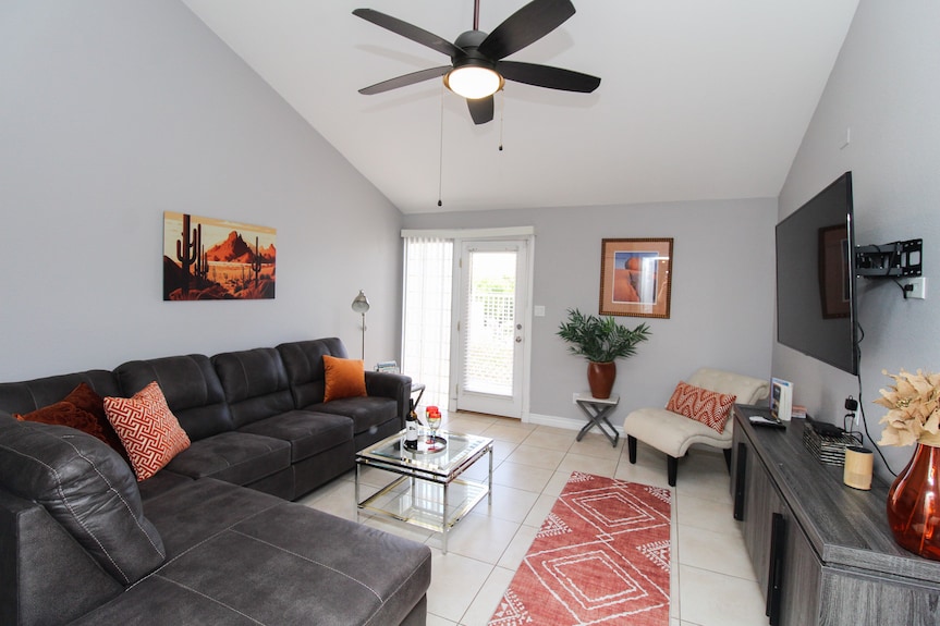 Desert Jewel: Luxurious Retreat & Poolside Bliss - Phoenix, AZ