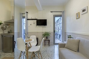 Estúdio conforto | Área de estar | TV de tela plana 32 polegadas com canais a cabo, smart TV, Netflix