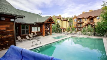 Apartamento em Condomínio Fechado, 2 quartos | Piscina exterior | Piscina exterior