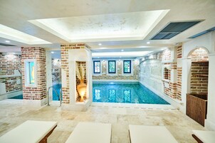 Piscina interior, 2 piscinas exteriores, guarda-sóis, espreguiçadeiras 