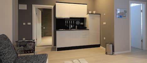 Apartamento, 1 quarto | Área de estar | TV de tela plana 80 cm com canais via satélite, TV