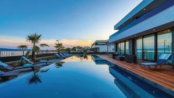 Piscina exterior, espreguiçadeiras