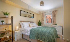 Apartamento superior | 1 quarto, individualmente decorados, escrivaninha