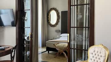 Suite Deluxe, varanda, Vista para a cidade | Minibar, cofre no quarto, secretária, cortinas/cortinados opacos