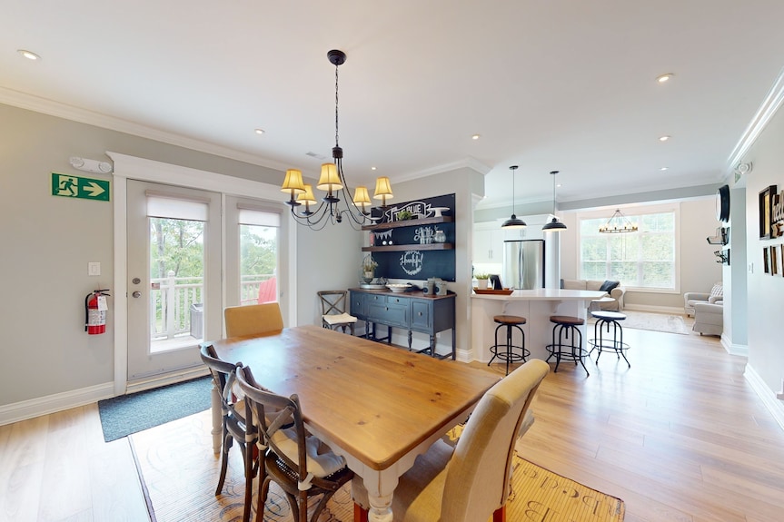 Newly Renovated Retreat W/open Layout, Shared Pool & Near The Village - Ontario