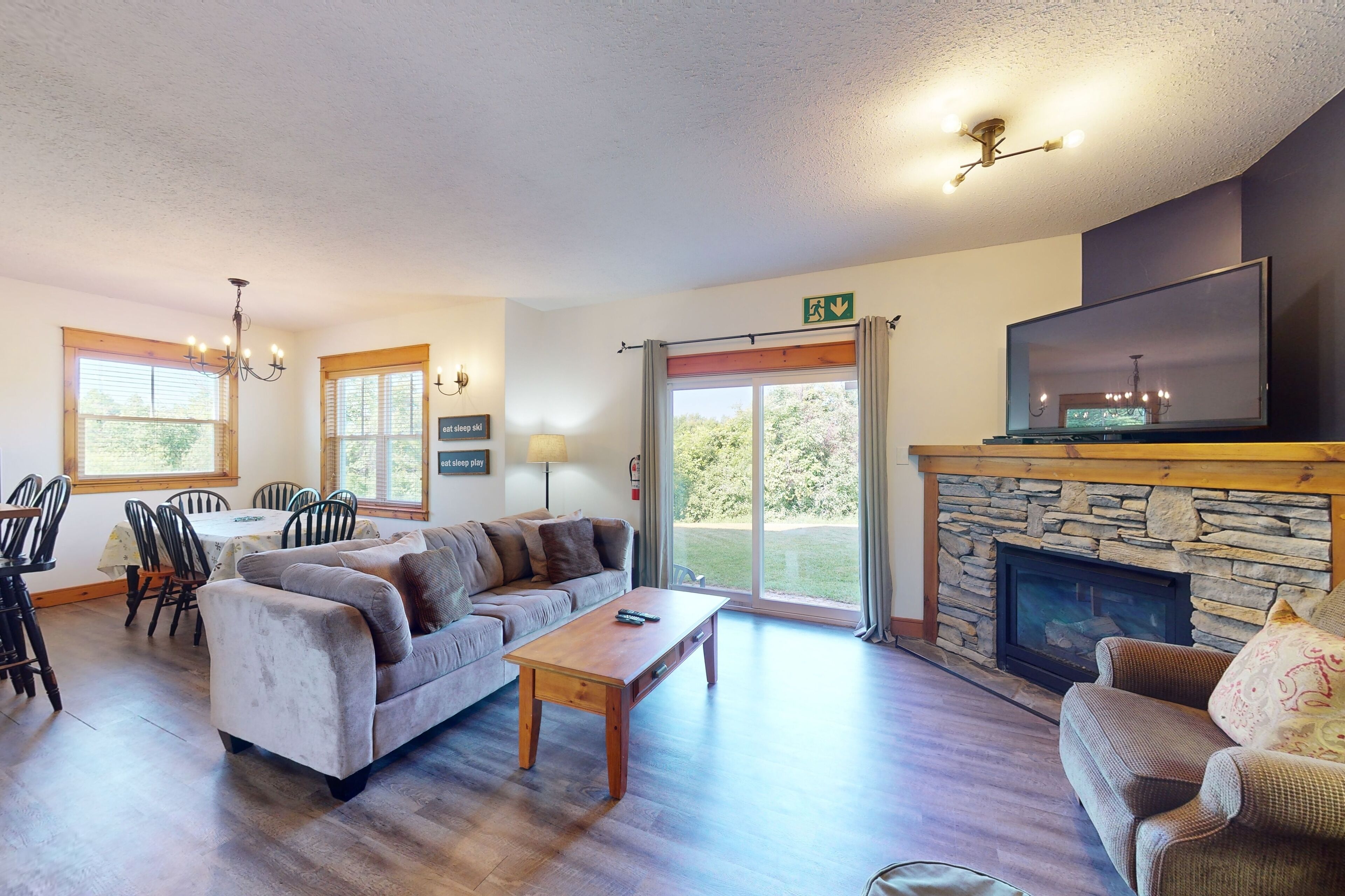 Spacious  Well Equipped Condo With Swimming Pool, Grill & Fireplace - Collingwood