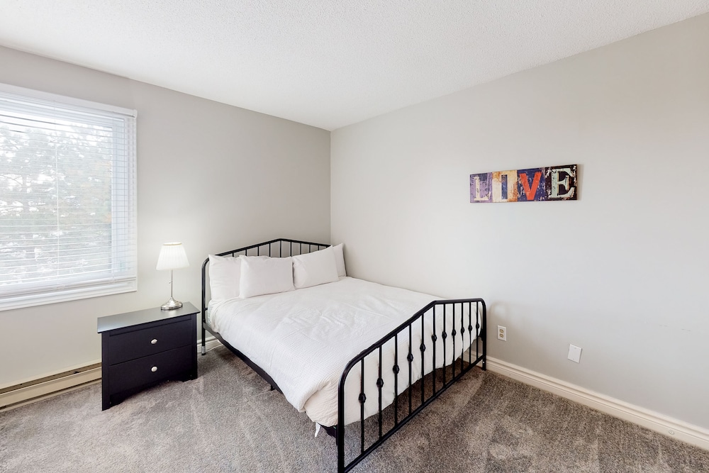 Renovated Condo W/ Fireplace - Steps To Blue Mountain Village, Lifts & Golf - Ontario