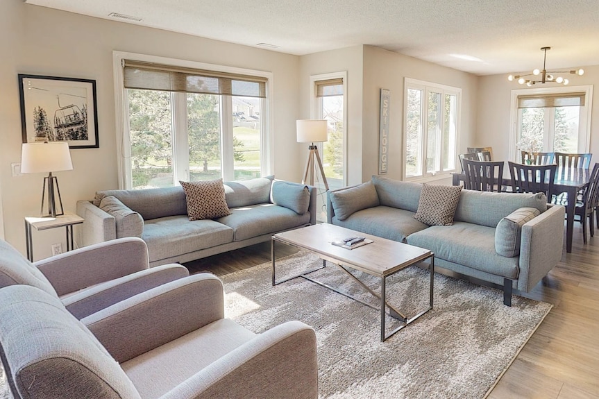 Spacious Open Concept Condo W/shared Pool, Blue Mountain View - Walk To Village - Collingwood