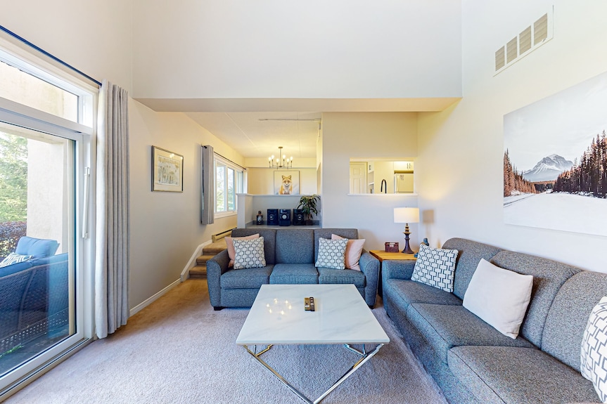 Spacious Dog-friendly Retreat With Furnished Patio, Grill & Ac - Walk To Village - Ontario