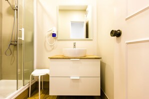 Quarto duplo, terraço | Banheiro | Chuveiro, chuveiro com efeito de chuva, produtos de toalete grátis 