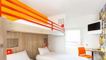 Quarto, várias camas | Secretária, cortinas/cortinados opacos, quartos insonorizados