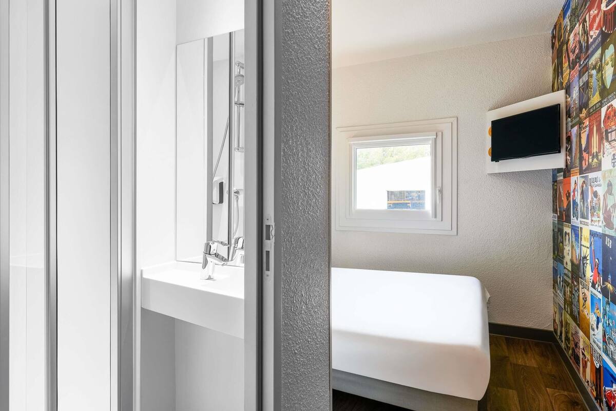 Quarto, 1 cama de casal, casa de banho privativa | Secretária, cortinas/cortinados opacos, quartos insonorizados 