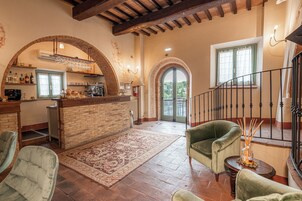 Uma sala de estar ampla com cozinha, escada e vista para o exterior.