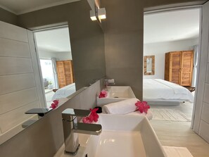 Apartamento Deluxe, 1 quarto, casa de banho anexa, vista para a piscina (Pool View) | Vista do quarto