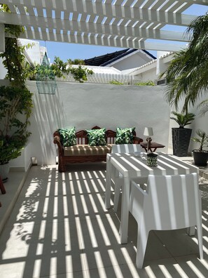 Apartamento Deluxe, 1 quarto, casa de banho anexa, vista para o pátio (White) | 1 quarto, lençóis de algodão egípcio, roupa de alta qualidade 