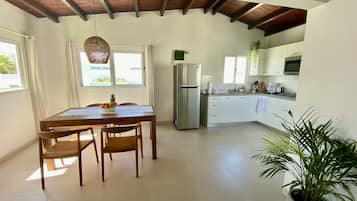 Apartamento, suíte, vista para o jardim (Main House) | Cozinha privada | Geladeira grande, micro-ondas, torradeira, liquidificador