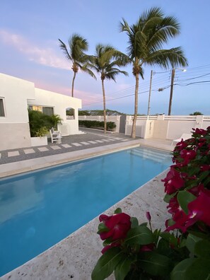 Piscina exterior, da(s) 9:00 à(s) 21:00, espreguiçadeiras 