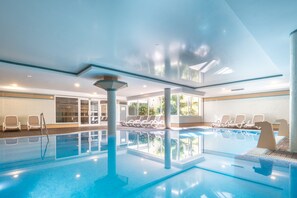 Piscina interna, piscina externa, funciona das 10h às 18h, guarda-sóis