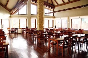 Café da manhã com buffet grátis todos os dias