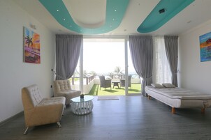 Quarto luxo, vista para a piscina | Sala de estar | TV LED 32 polegadas com canais de TV premium, TV