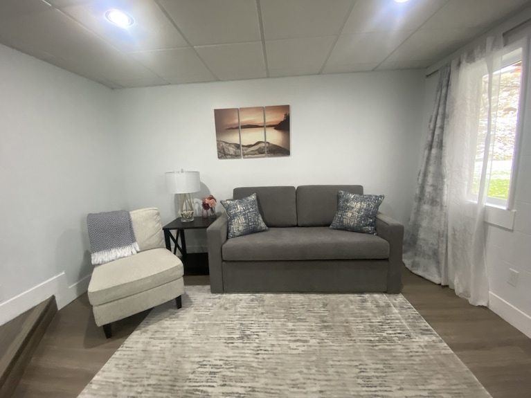 Licensed Suite With Hot Tub Near Summerhill Winery - British Columbia