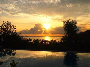 2 piscinas externas, guarda-sóis, espreguiçadeiras