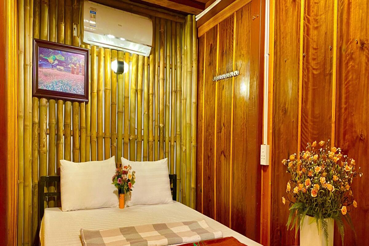Quarto casal, banheiro compartilhado | Sala de estar