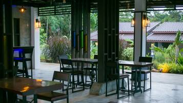 Pequenos-almoços, almoços, jantares servidos, cozinha internacional