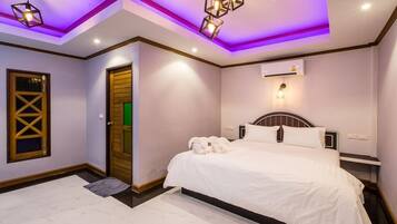 Quarto Deluxe | Minibar, secretária, secretária adequada para computadores portáteis